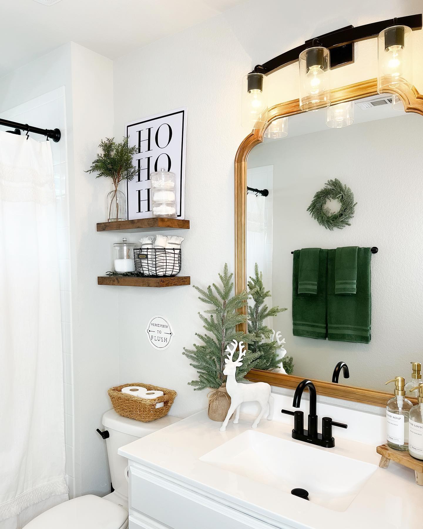 35 Christmas Bathroom Decor Ideas to Make Your Space Cozy and Festive ...