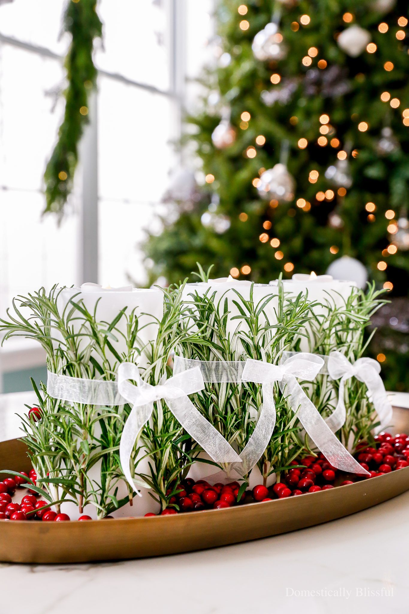 24 Christmas Centerpiece Ideas to Create a Magical Table Setting ...
