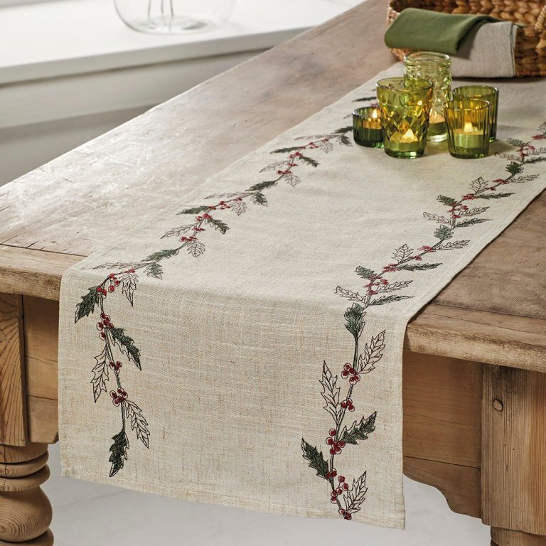 26 Christmas Table Runner Ideas to Transform Your Holiday Table into a ...