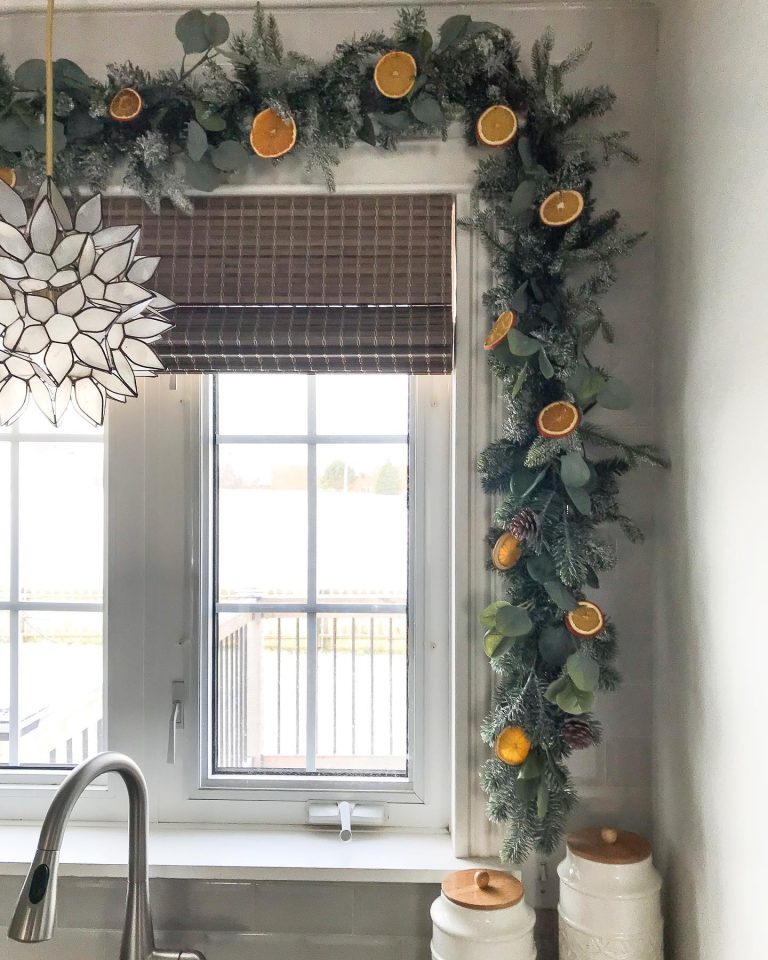 28 Christmas Garland Ideas for Stunning Holiday Decor – Staircase ...