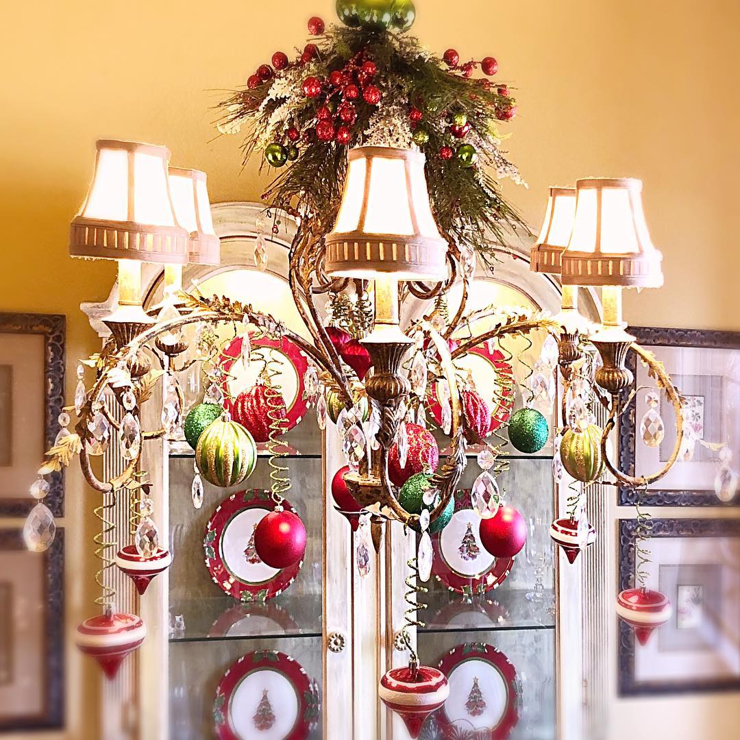 26 Christmas Chandelier Decor Ideas: Transform Your Home with Festive ...