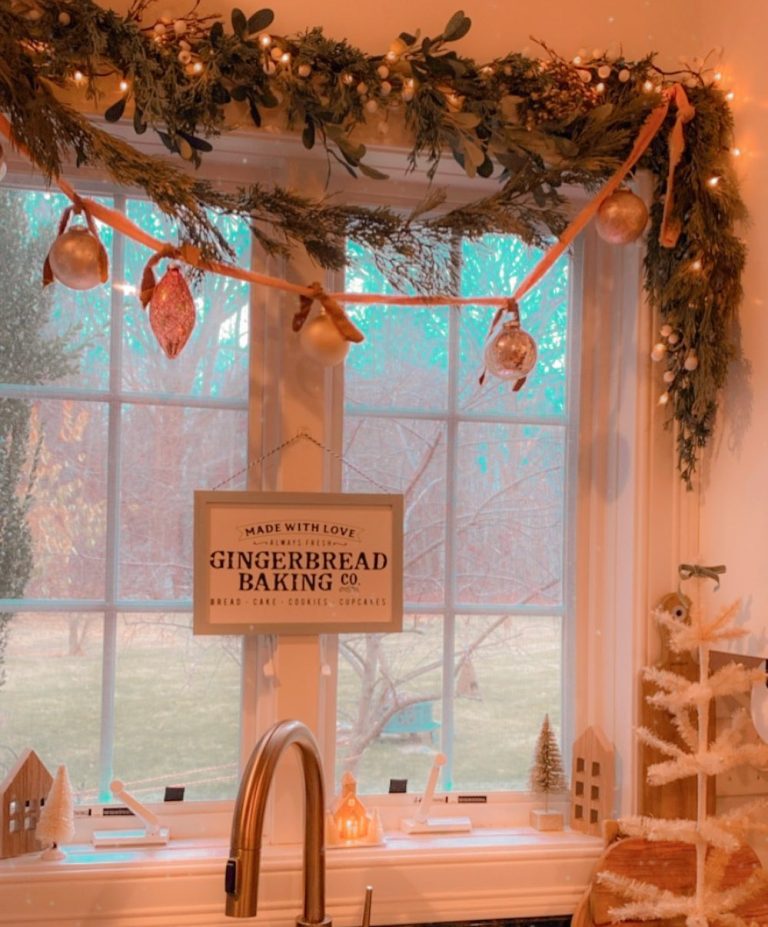 22 Christmas Window Decor Ideas to Make Your Home Shine This Holiday ...