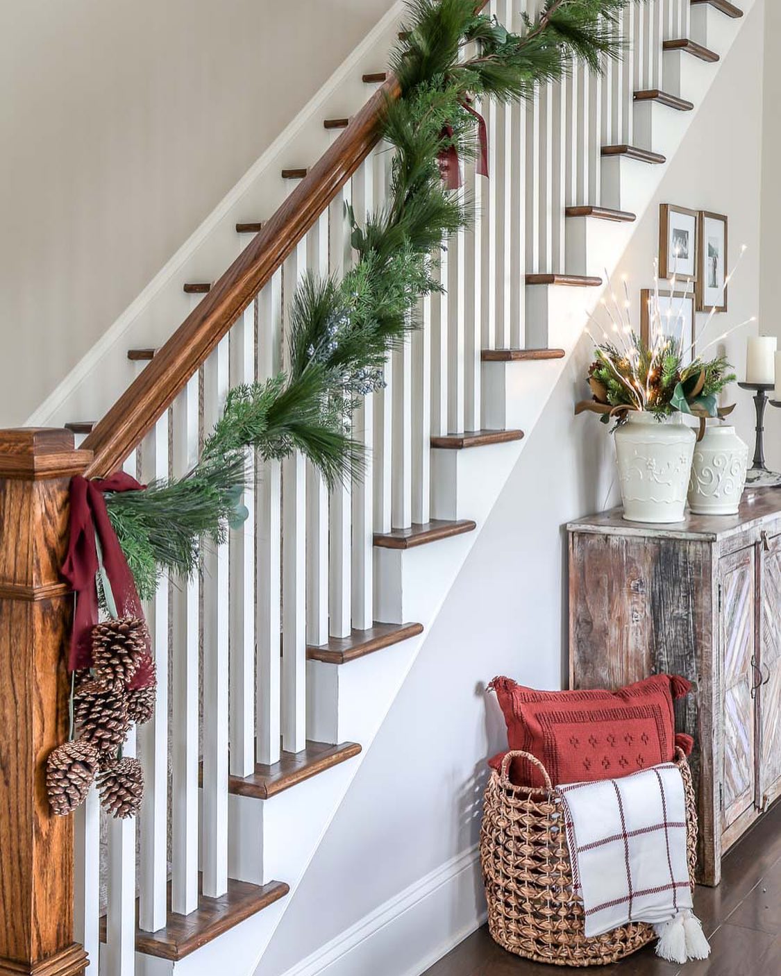 25 Christmas Staircase Decor Ideas That Will Transform Your Home Into a ...