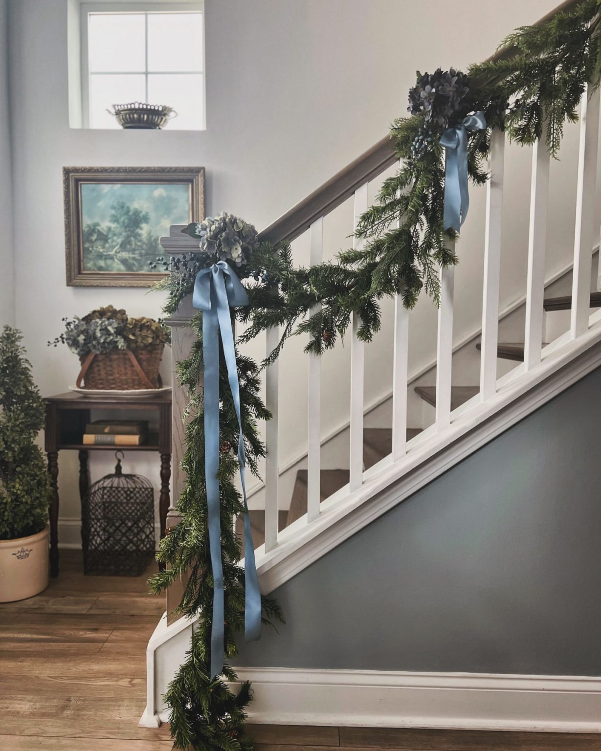 25 Christmas Staircase Decor Ideas That Will Transform Your Home Into a ...