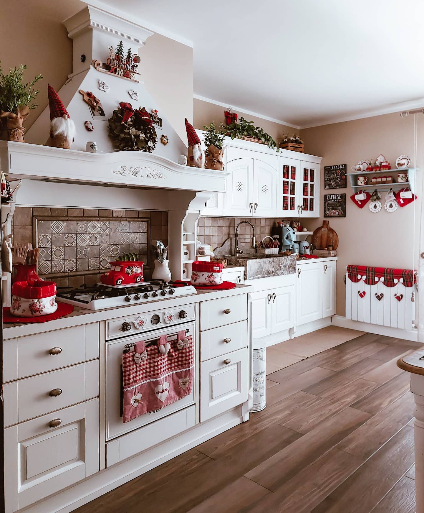 34 Christmas Kitchen Decor Ideas to Transform Your Space into a Festive ...