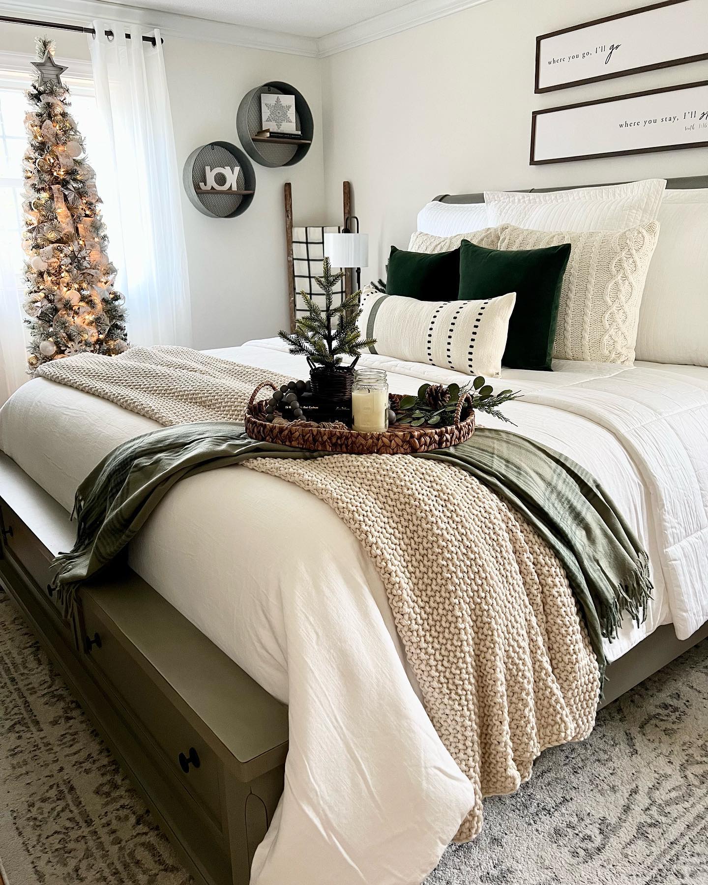35 Christmas Bedroom Decor Ideas for a Cozy, Elegant, and Festive ...