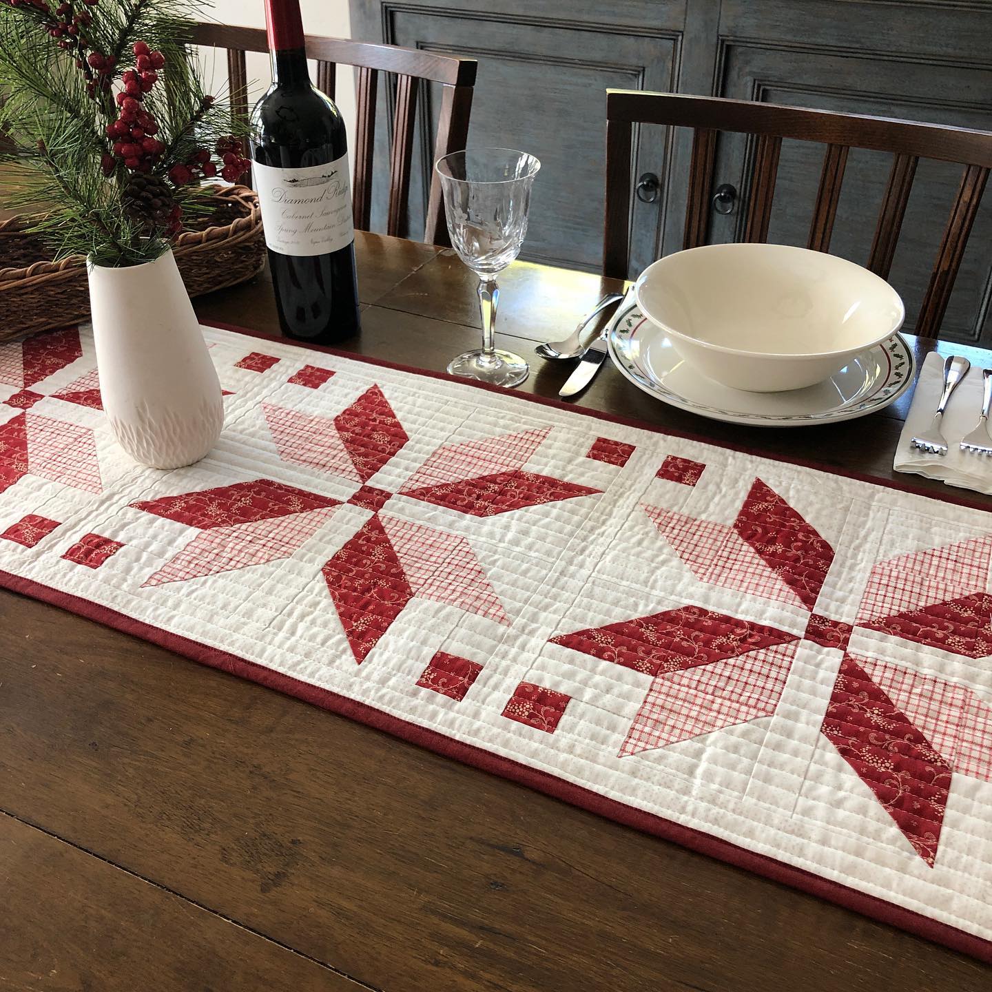 26 Christmas Table Runner Ideas to Transform Your Holiday Table into a ...