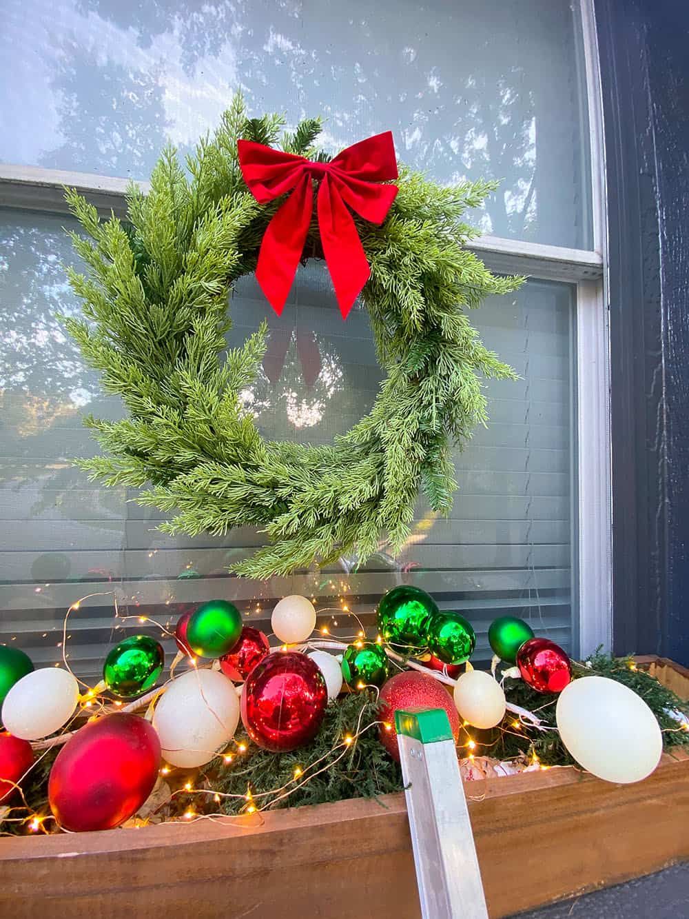22 Christmas Window Decor Ideas to Make Your Home Shine This Holiday ...