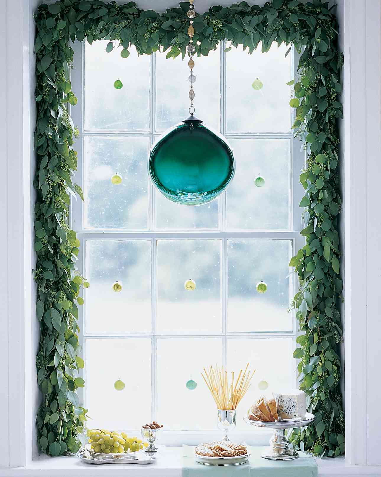 22 Christmas Window Decor Ideas to Make Your Home Shine This Holiday ...