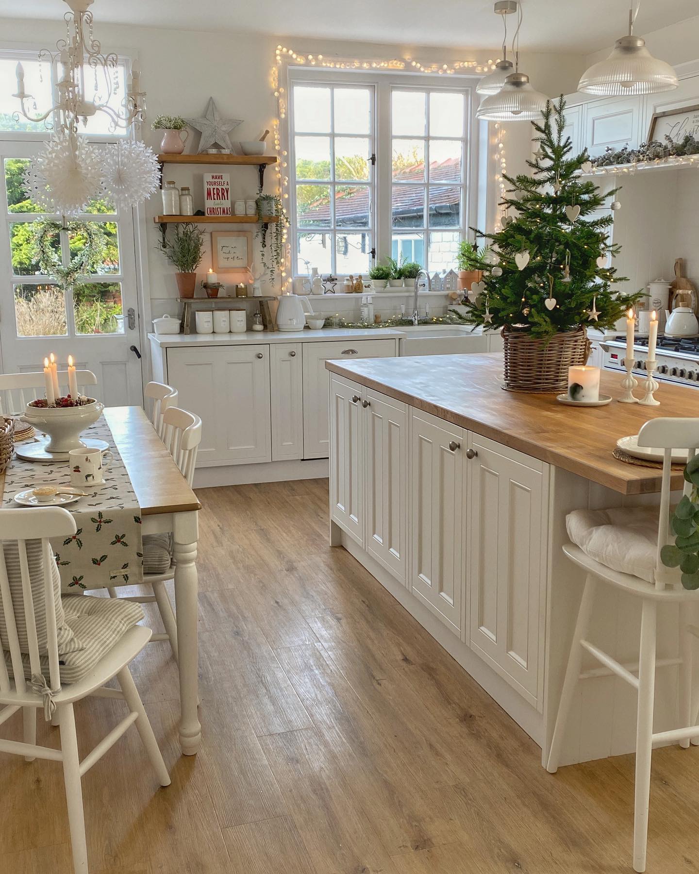 34 Christmas Kitchen Decor Ideas to Transform Your Space into a Festive ...