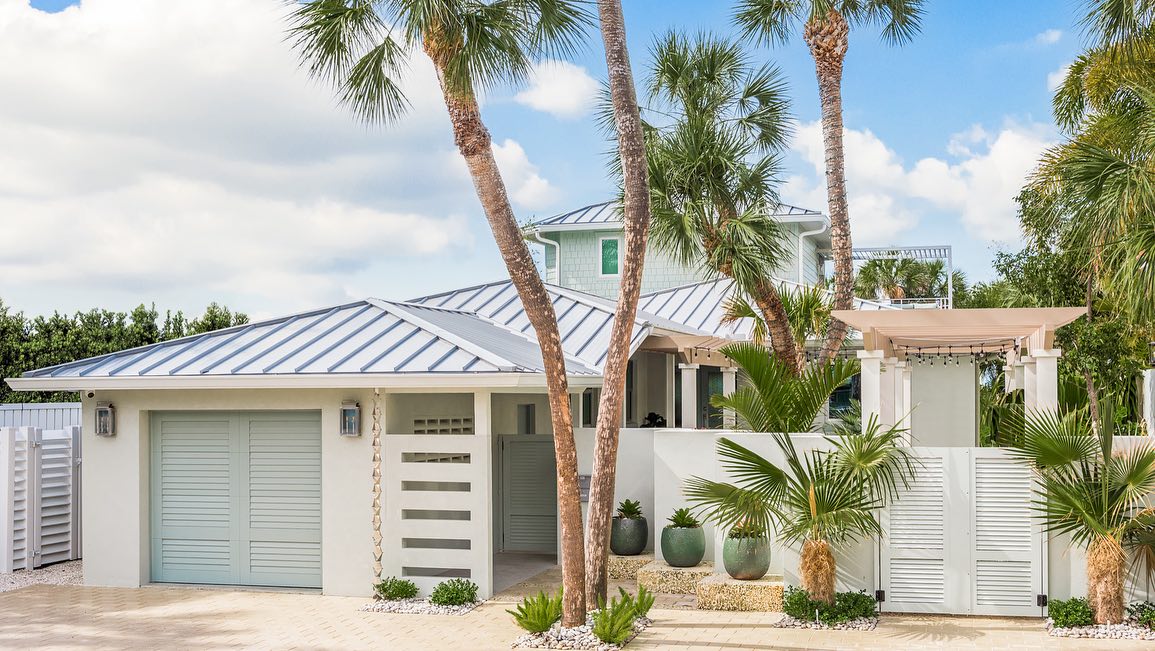 35 Beach House Exterior Ideas That Blend Modern Style with Coastal ...