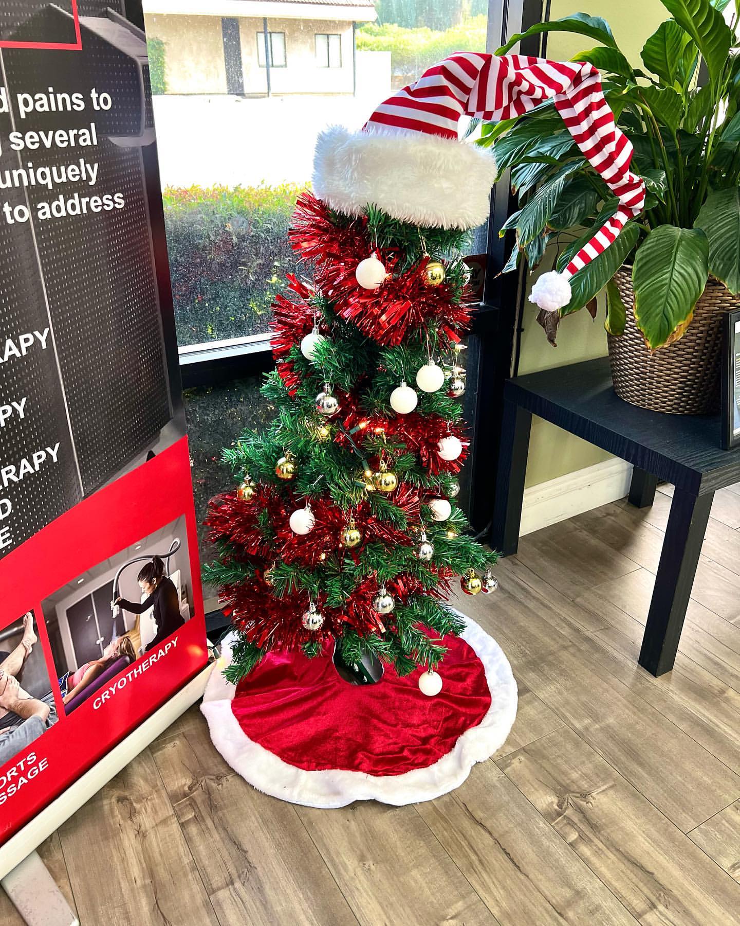 25 Christmas Office Decorations to Transform Your Workspace into a ...