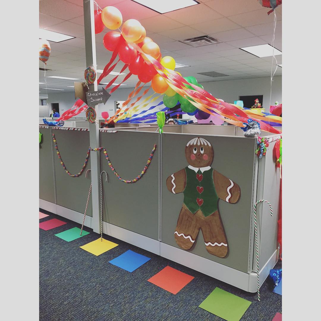 25 Christmas Office Decorations to Transform Your Workspace into a ...