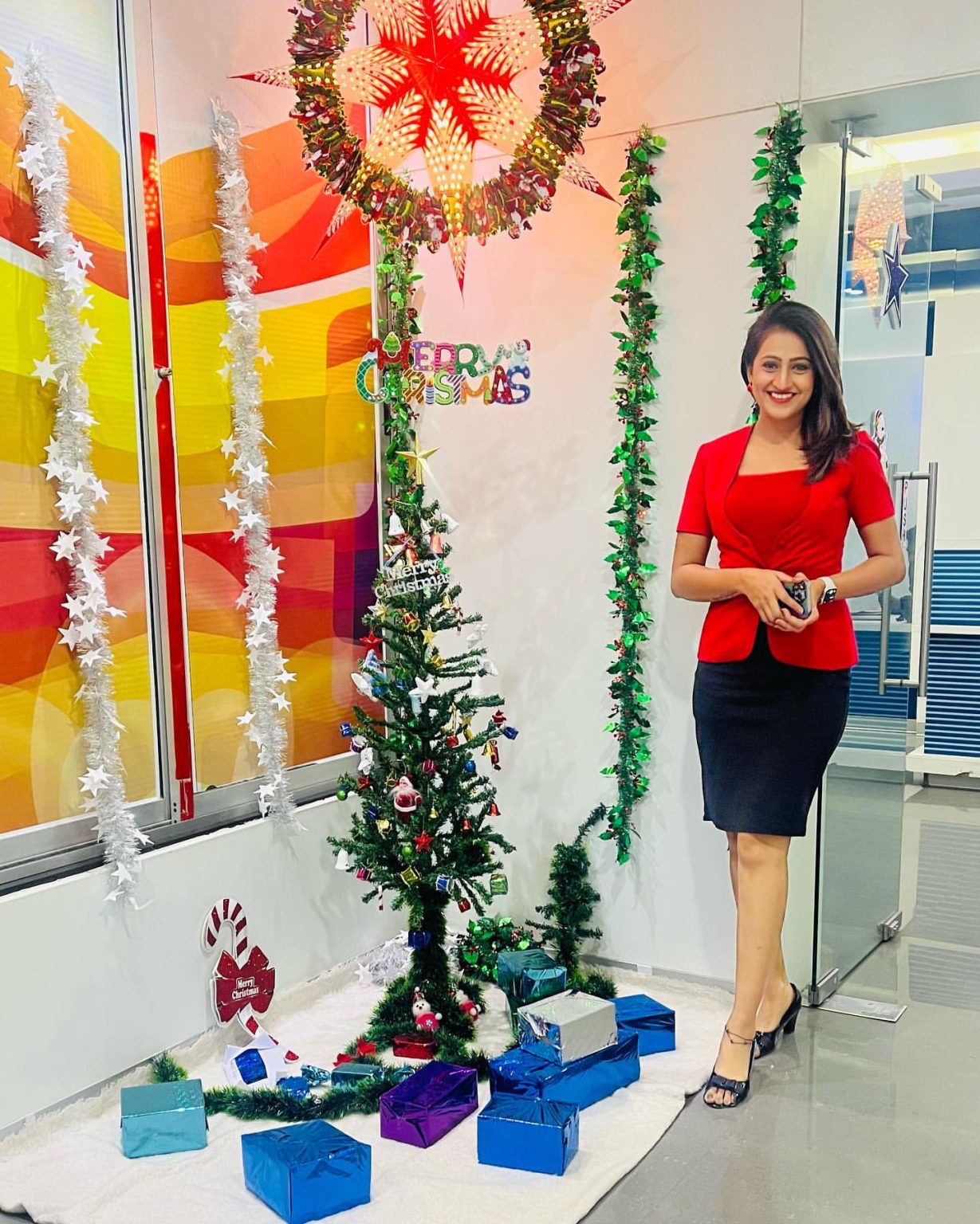 25 Christmas Office Decorations to Transform Your Workspace into a ...