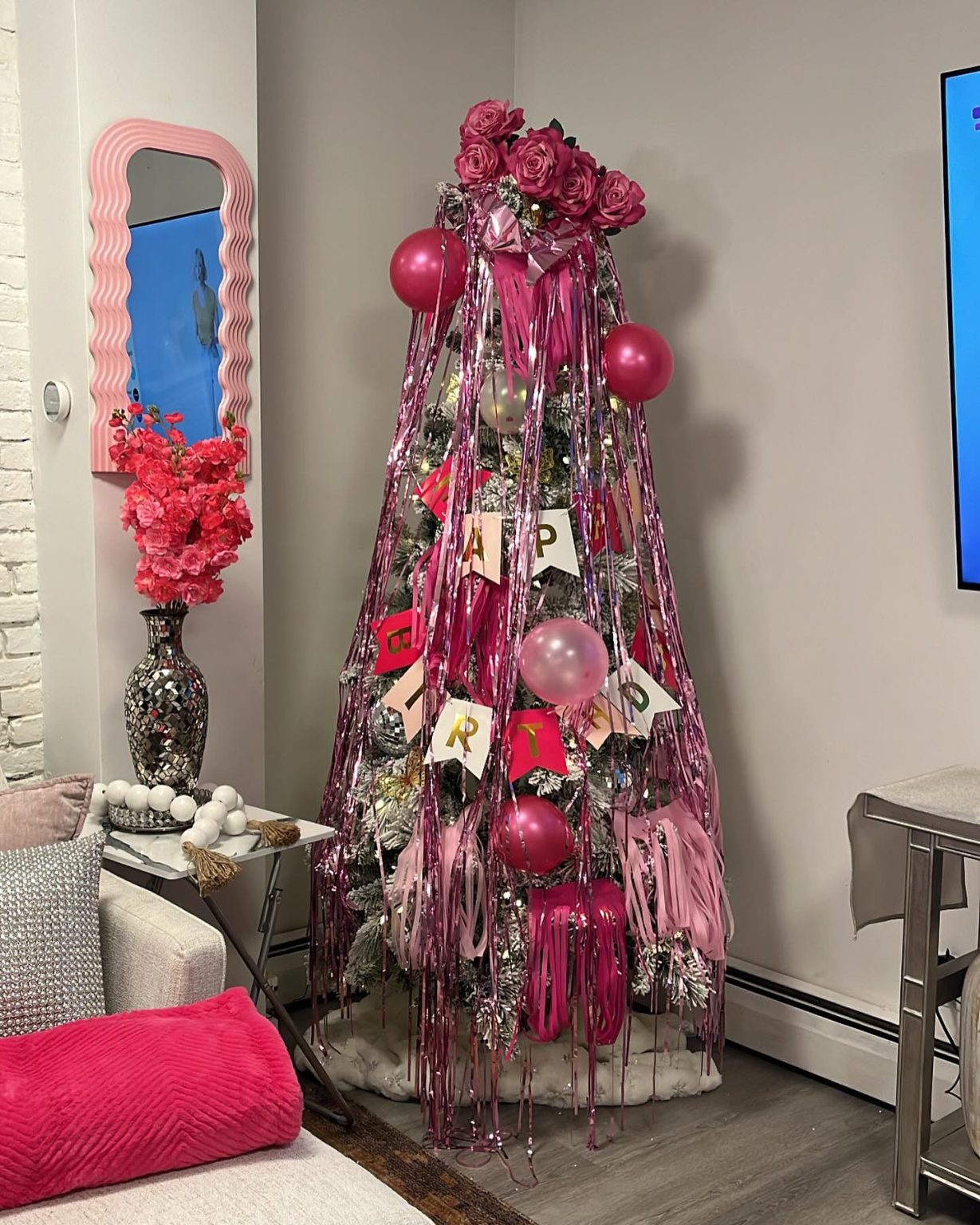 25 Christmas Office Decorations to Transform Your Workspace into a ...