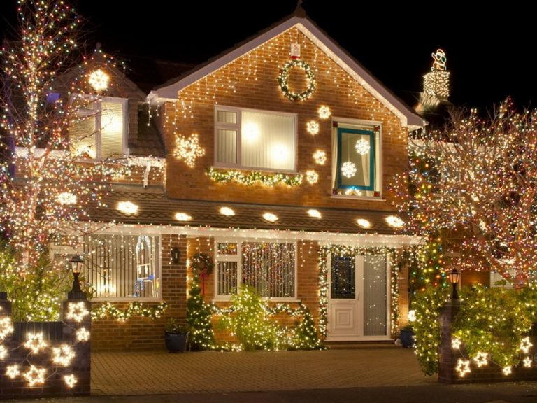25 Christmas House Exterior Ideas: Classic and Modern Designs to ...