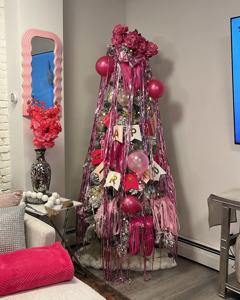 25 Christmas Office Decorations to Transform Your Workspace into a ...