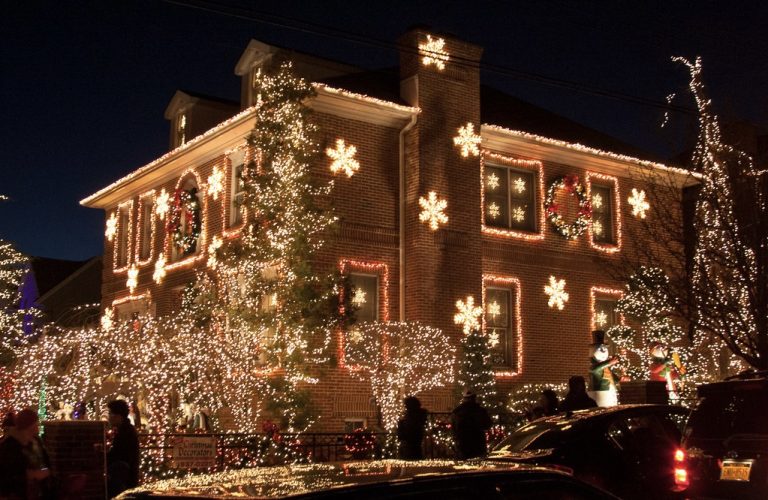 25 Christmas House Exterior Ideas: Classic and Modern Designs to ...