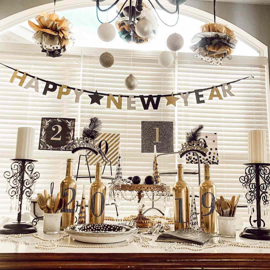 21 New Year's Eve Decorations Ideas: Stunning DIY, Black and Gold ...