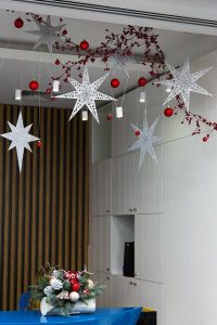 25 Christmas Office Decorations to Transform Your Workspace into a ...