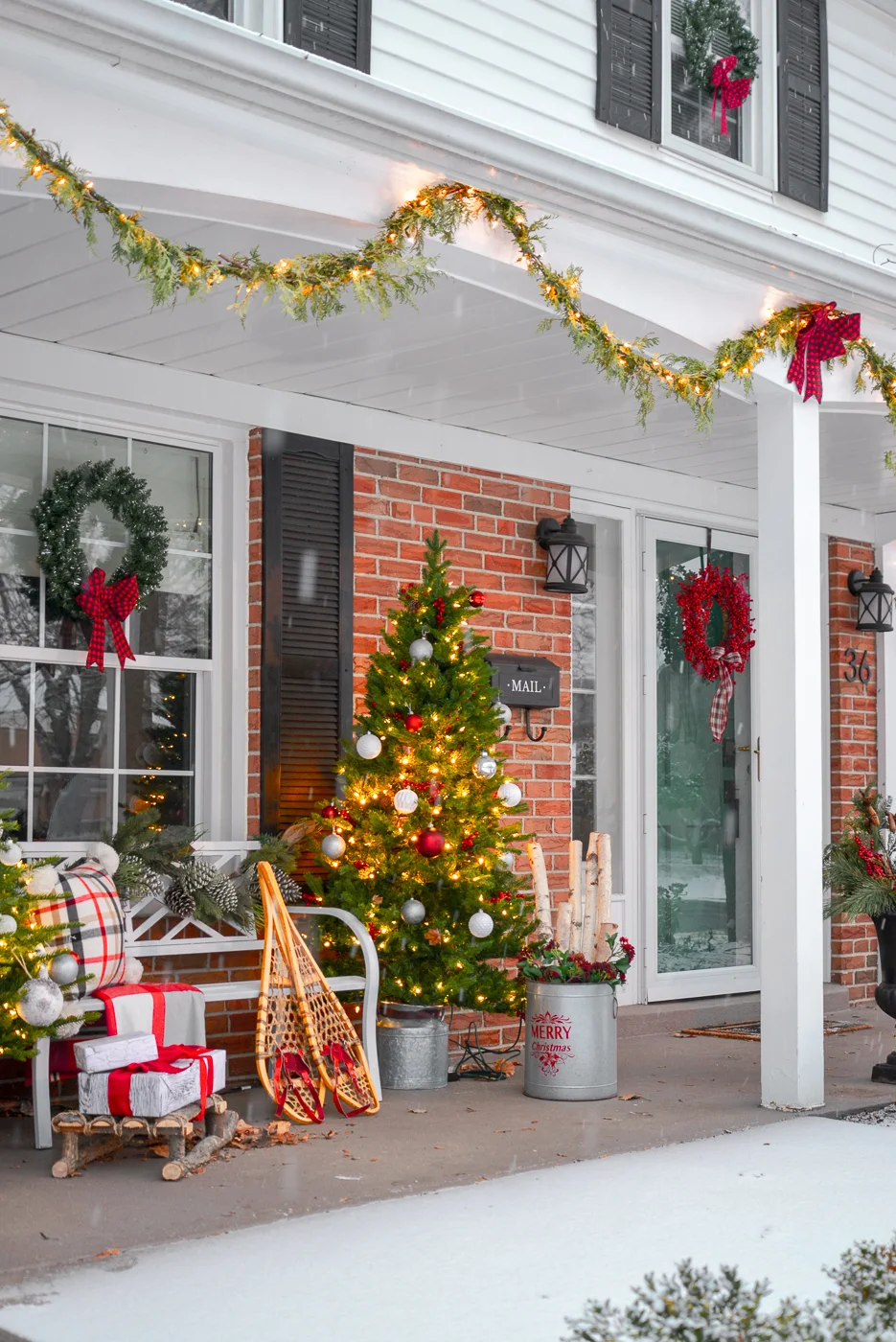 25 Christmas House Exterior Ideas: Classic and Modern Designs to ...