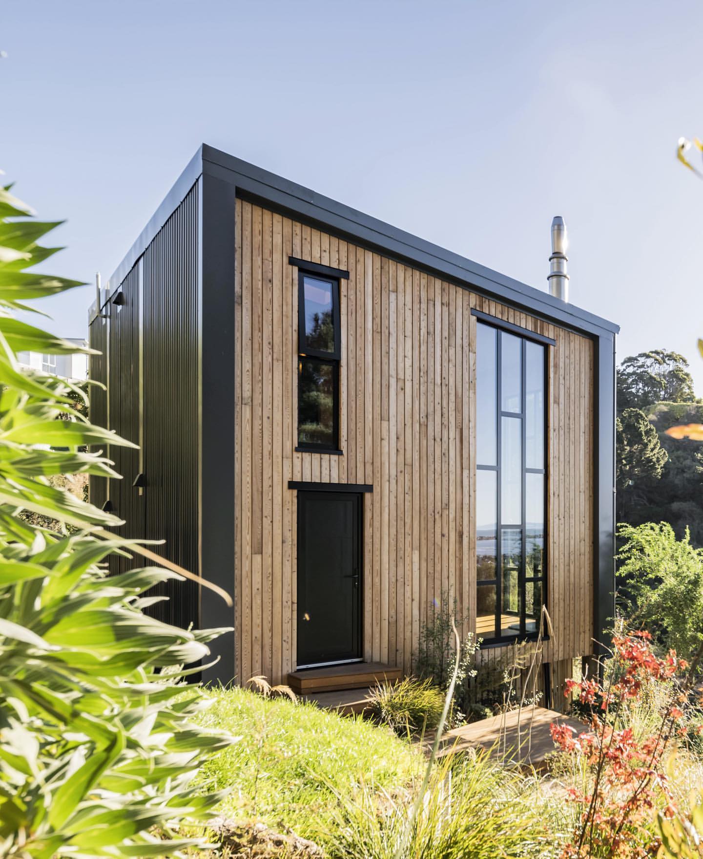 30 Black and Cedar House Exterior Ideas: Modern Farmhouses, Rustic ...