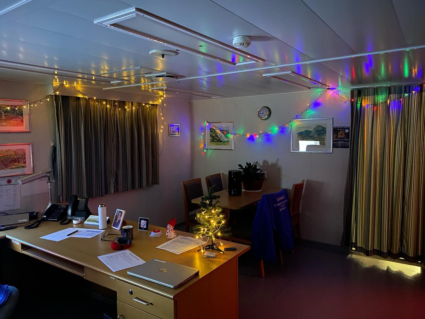 25 Christmas Office Decorations to Transform Your Workspace into a ...