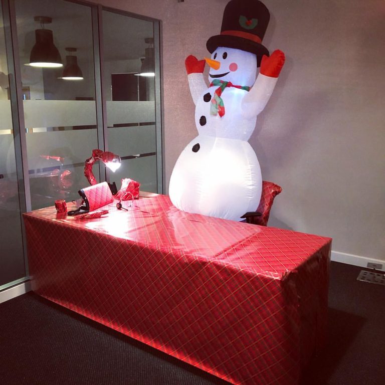 25 Christmas Office Decorations to Transform Your Workspace into a ...
