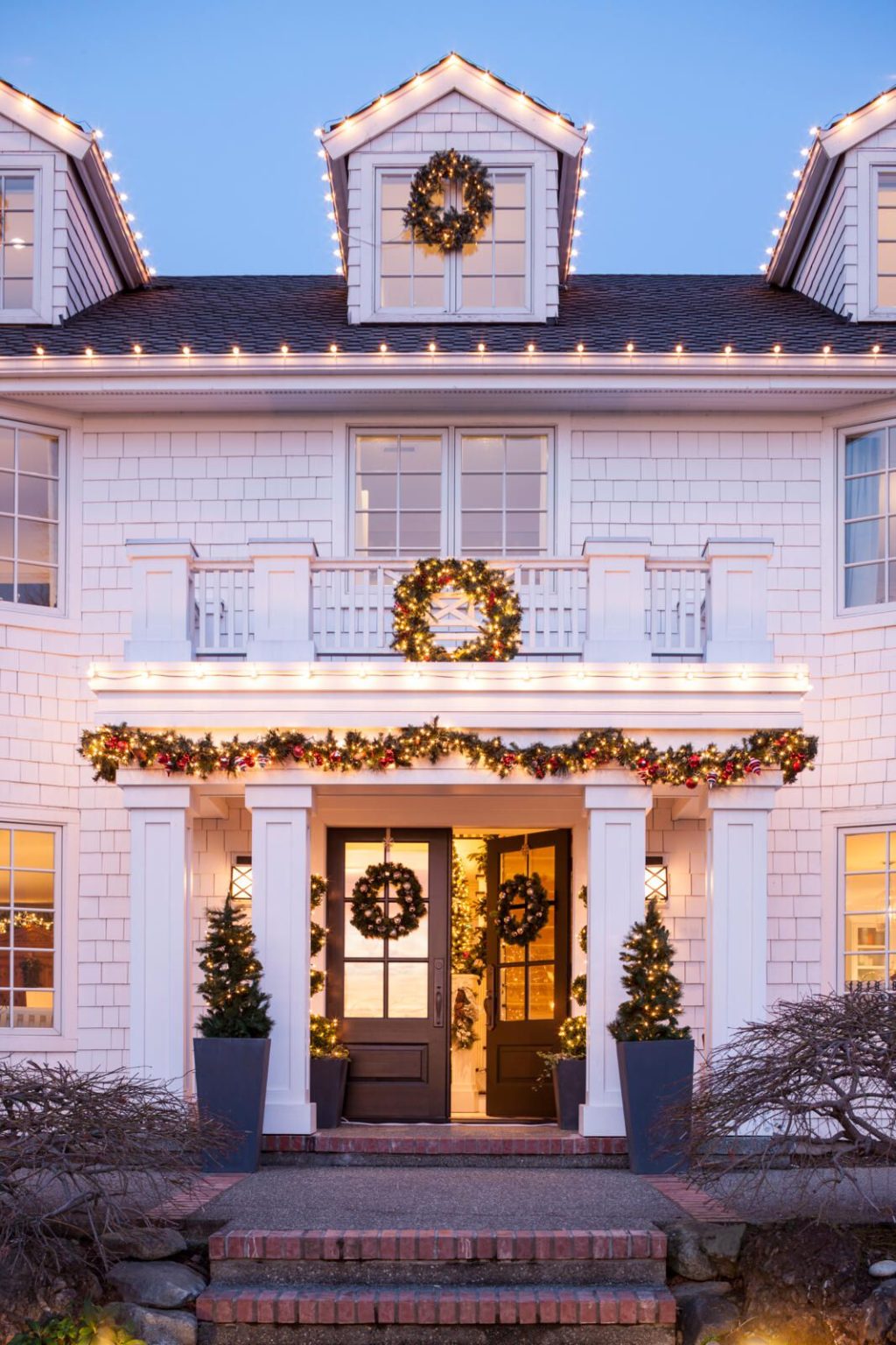 25 Christmas House Exterior Ideas: Classic and Modern Designs to ...
