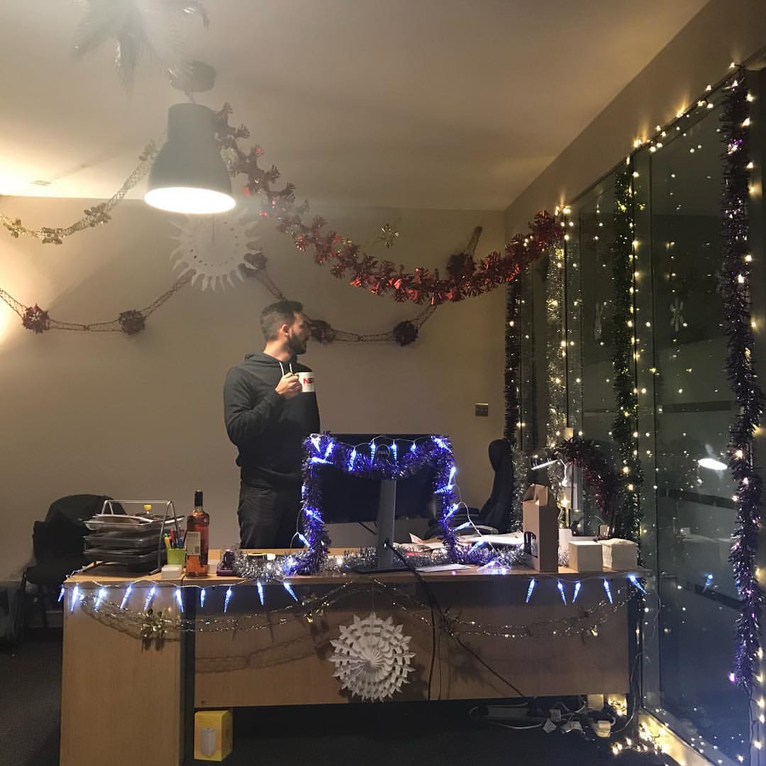 25 Christmas Office Decorations to Transform Your Workspace into a ...