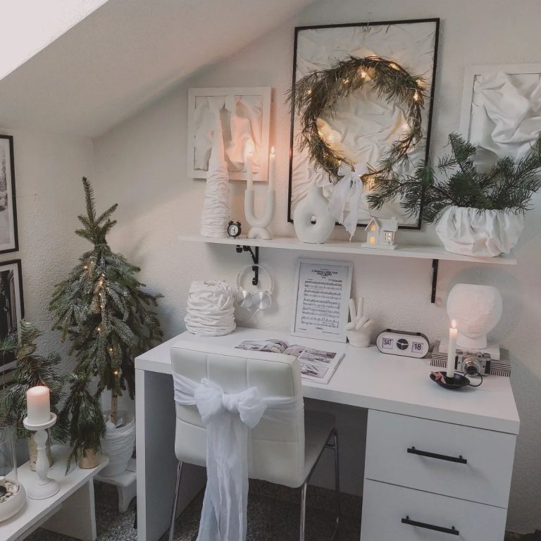 25 Christmas Office Decorations to Transform Your Workspace into a ...
