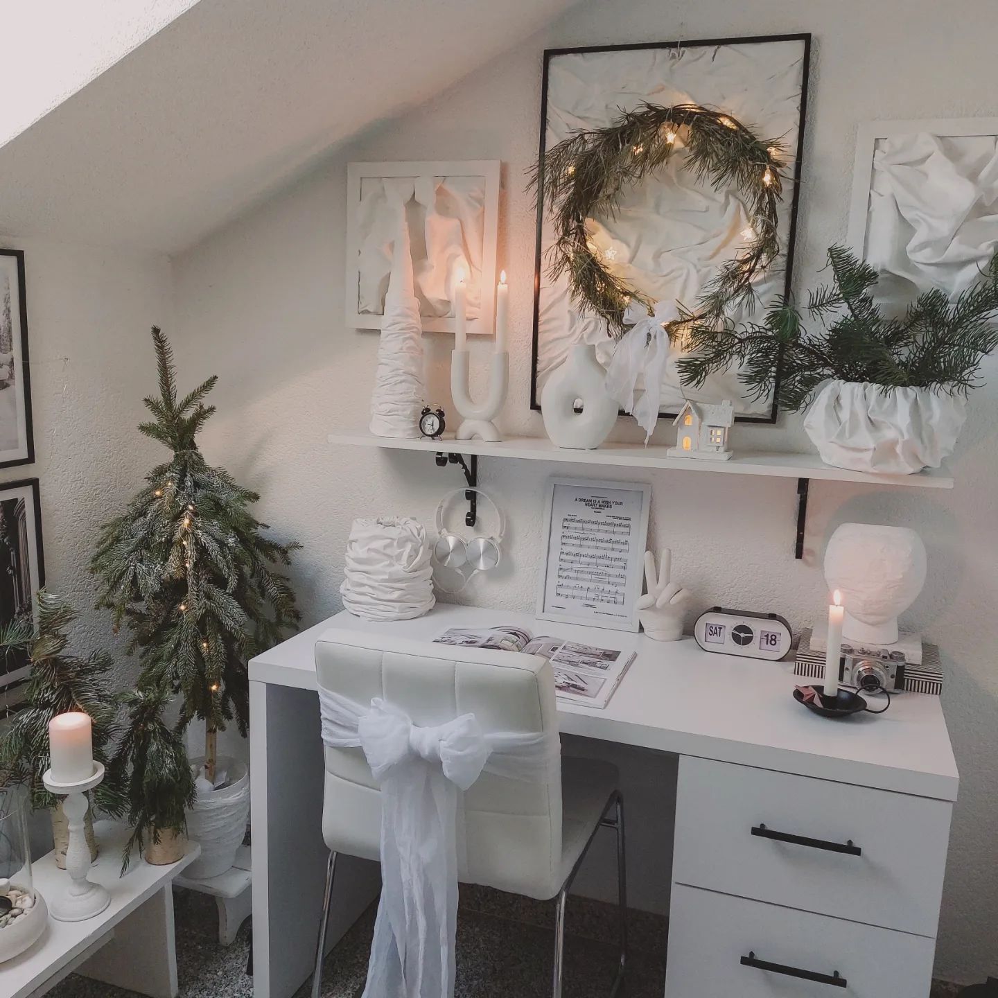 25 Christmas Office Decorations to Transform Your Workspace into a ...