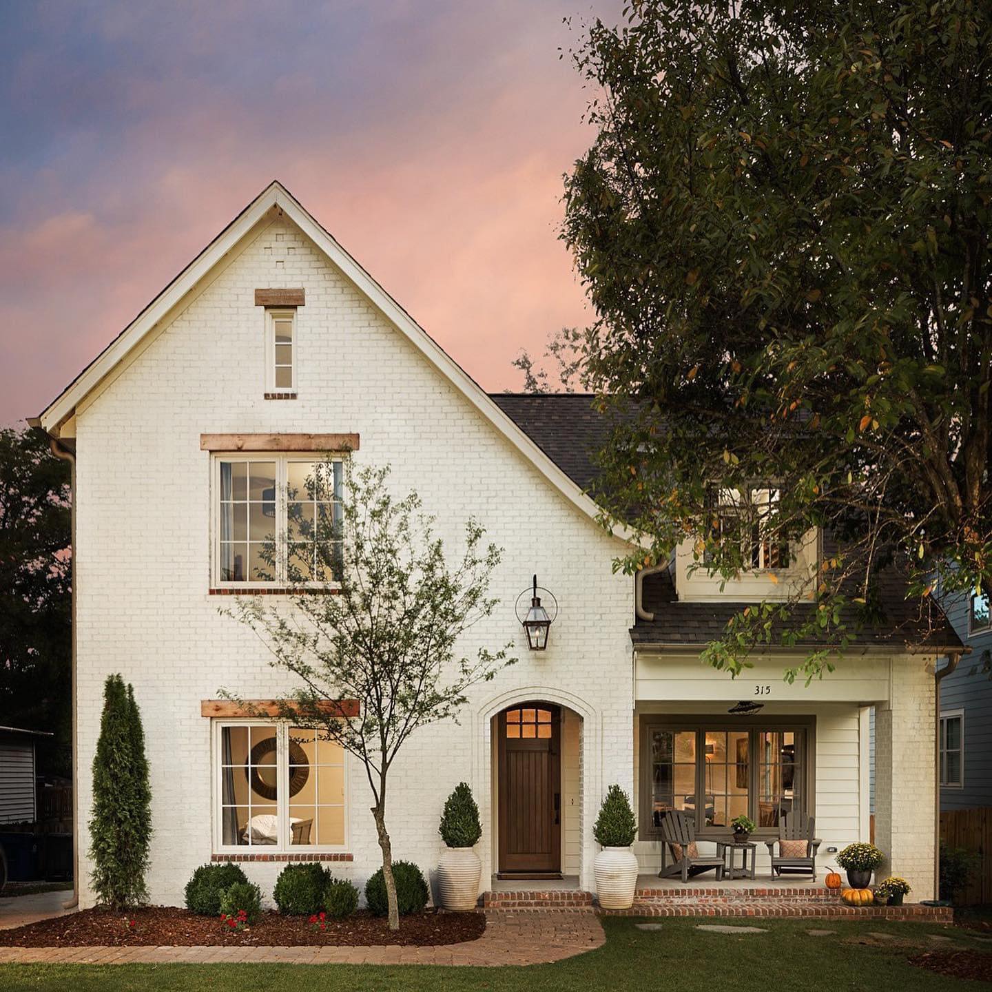 35 White House Exterior Ideas: Stunning Designs with Wood Accents ...