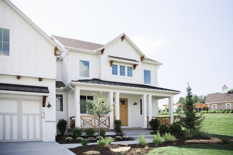 35 White House Exterior Ideas: Stunning Designs with Wood Accents ...