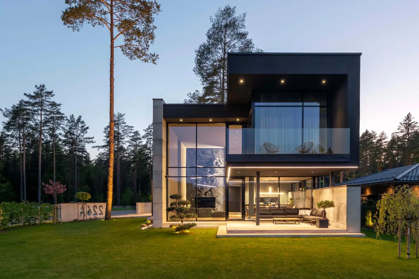 22 Stunning Dark Exterior House Colors That Will Elevate Your Home’s ...
