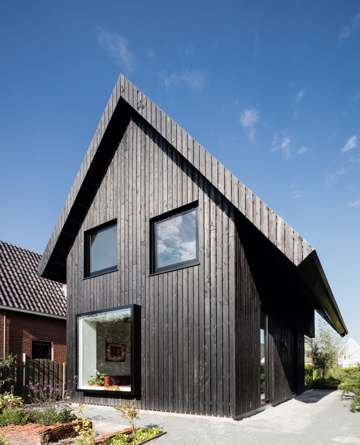 22 Stunning Dark Exterior House Colors That Will Elevate Your Home’s ...