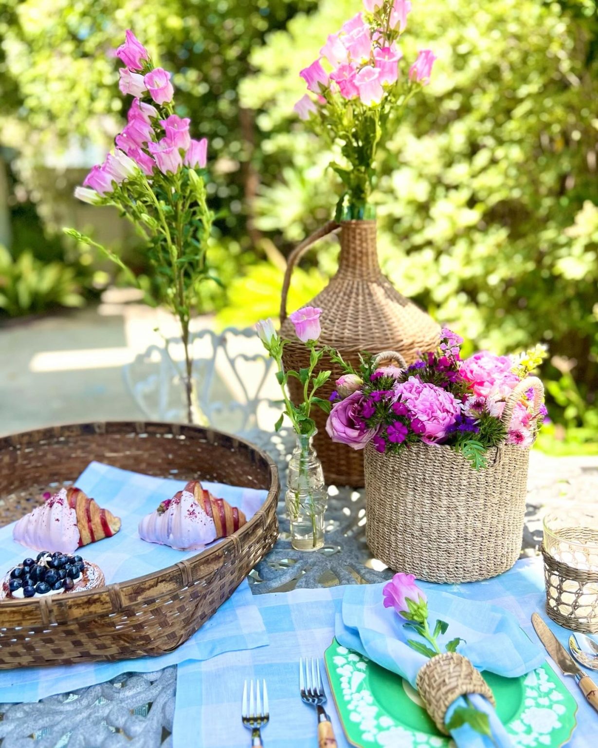 25 Garden Party Tablescapes to Transform Your Outdoor Space into a ...