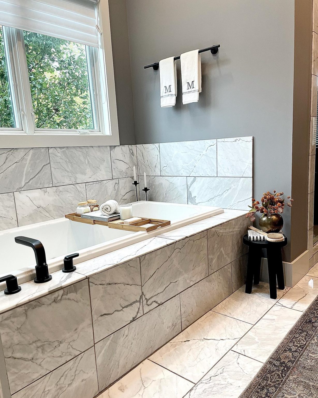 30 Bathtub Decor Ideas to Transform Your Bathroom into a Luxurious Retreat - placeideal.com