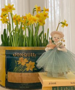 35 Vintage Spring Decor Ideas to Bring Timeless Charm and Freshness to ...