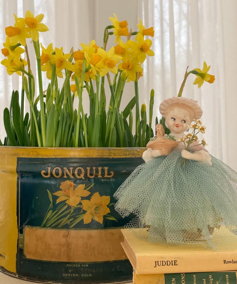 35 Vintage Spring Decor Ideas to Bring Timeless Charm and Freshness to ...