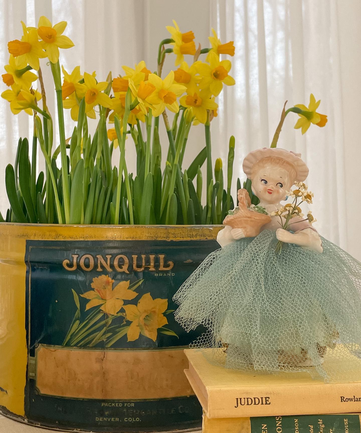 35 Vintage Spring Decor Ideas to Bring Timeless Charm and Freshness to ...