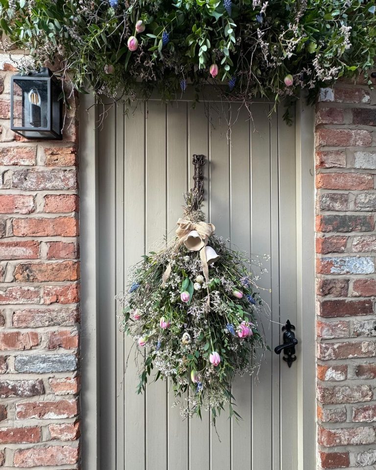 25 Fresh Spring Door Decoration Ideas to Welcome the Season in Style ...
