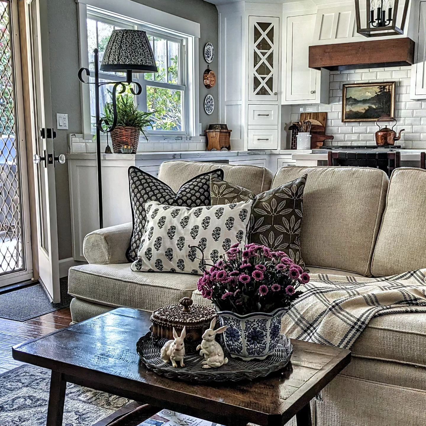 35 Vintage Spring Decor Ideas to Bring Timeless Charm and Freshness to ...