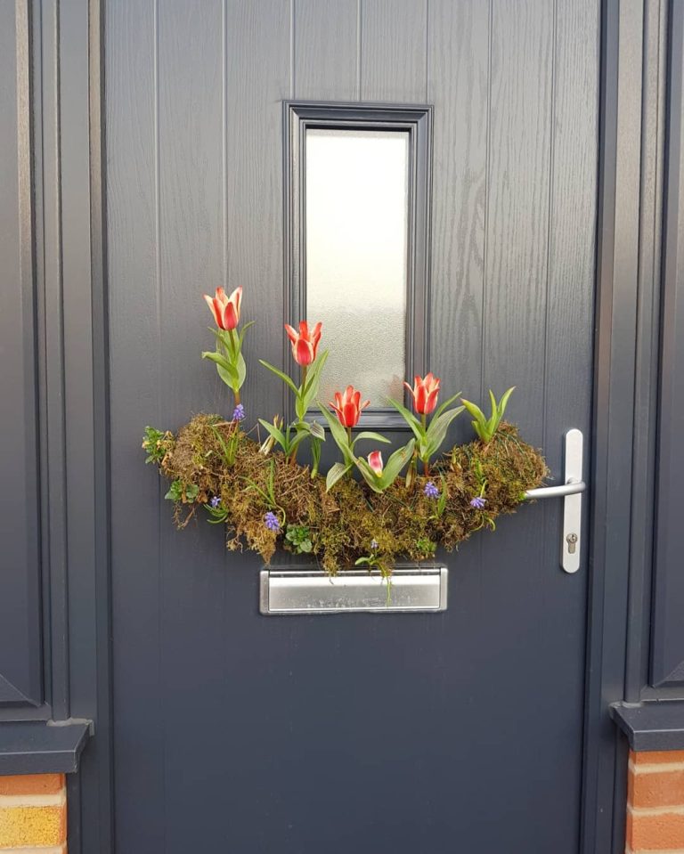 25 Fresh Spring Door Decoration Ideas to Welcome the Season in Style ...