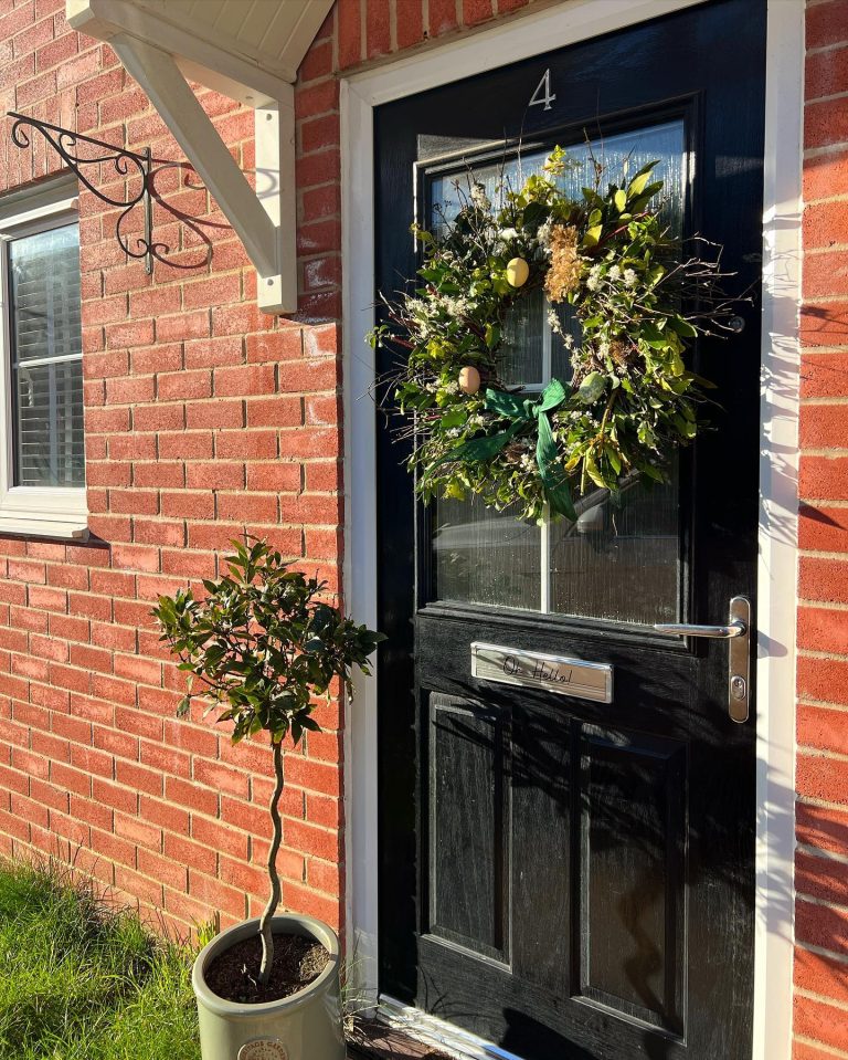 25 Fresh Spring Door Decoration Ideas to Welcome the Season in Style ...