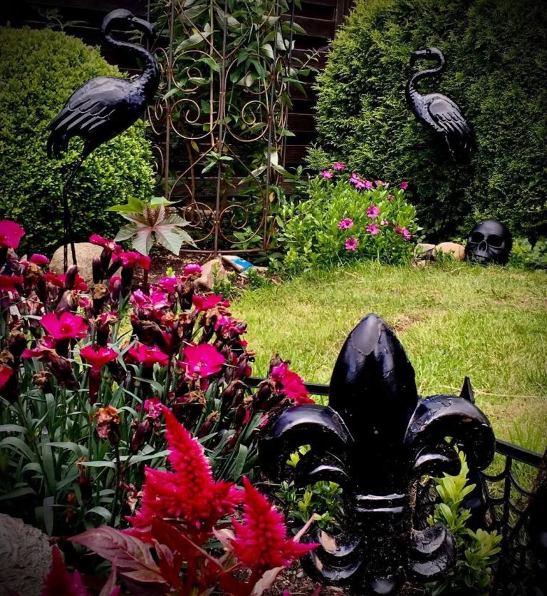 25 Gothic Garden Ideas: Enchanting Designs and Dark Aesthetics for Your ...