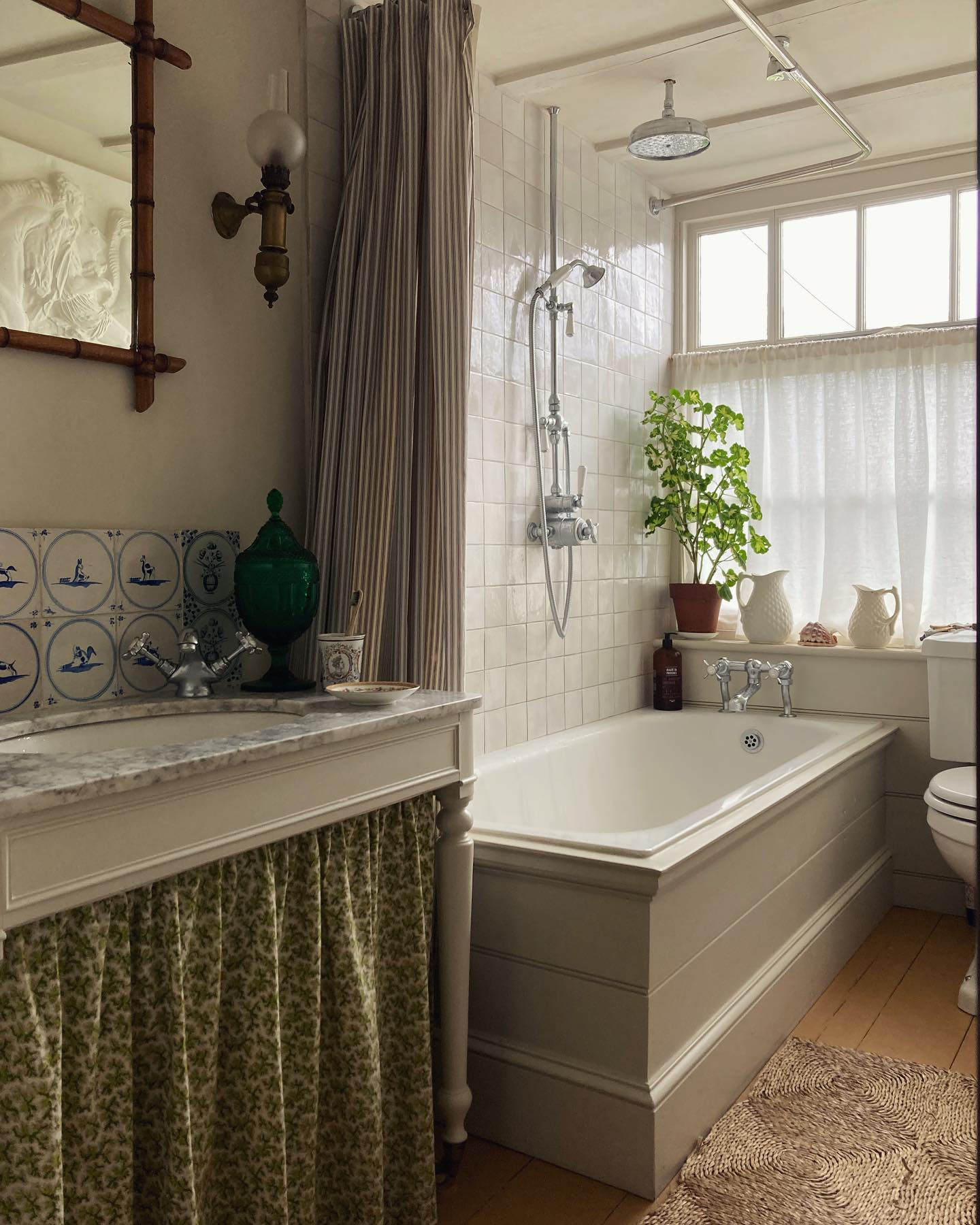 25 Small Full Bathroom Ideas: Stylish Designs to Transform Tiny Spaces - placeideal.com