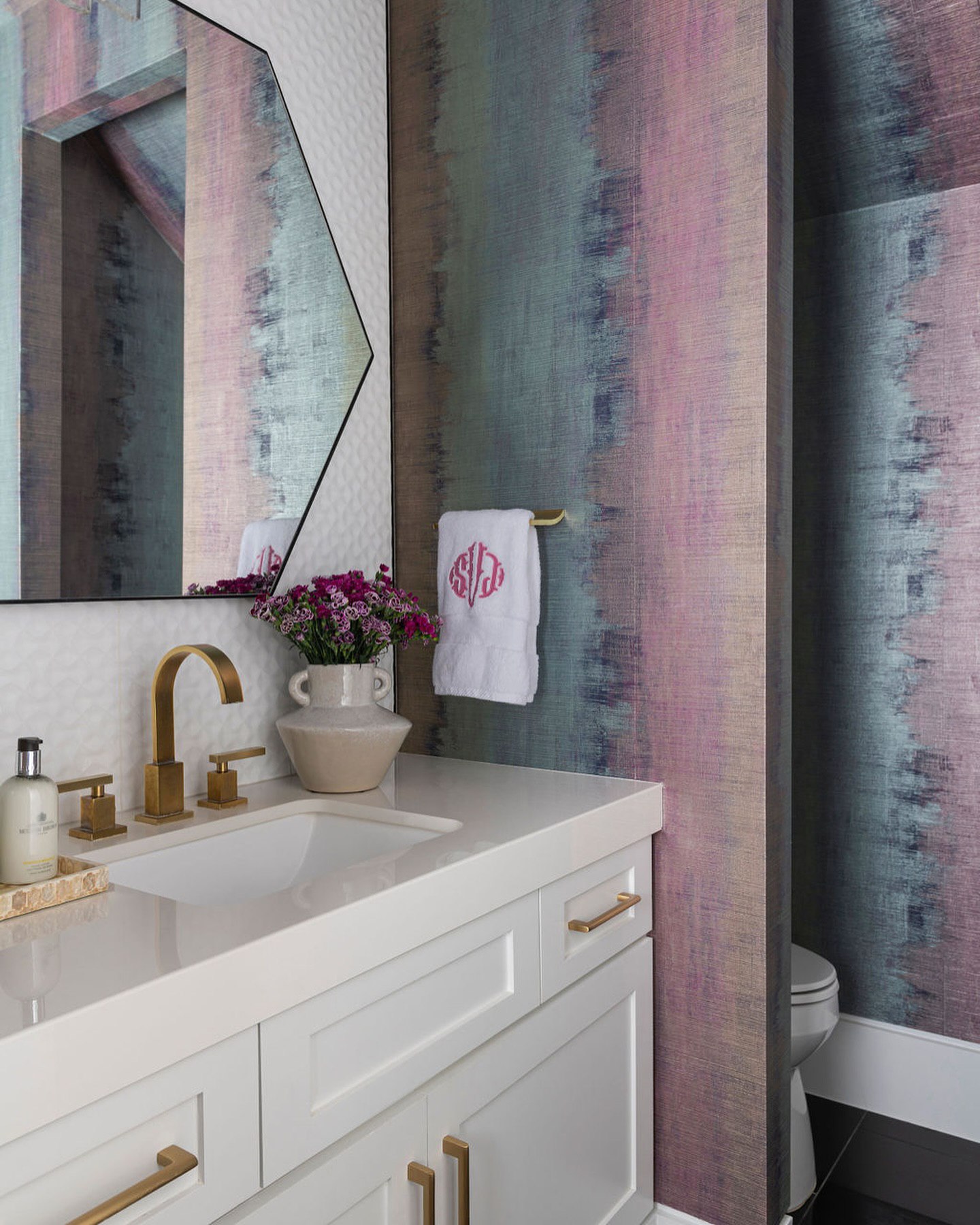 30 Powder Bathroom Ideas That Blend Luxe, Modern, and Classic Styles ...