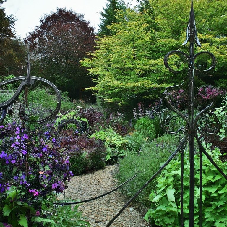 25 Gothic Garden Ideas: Enchanting Designs and Dark Aesthetics for Your ...