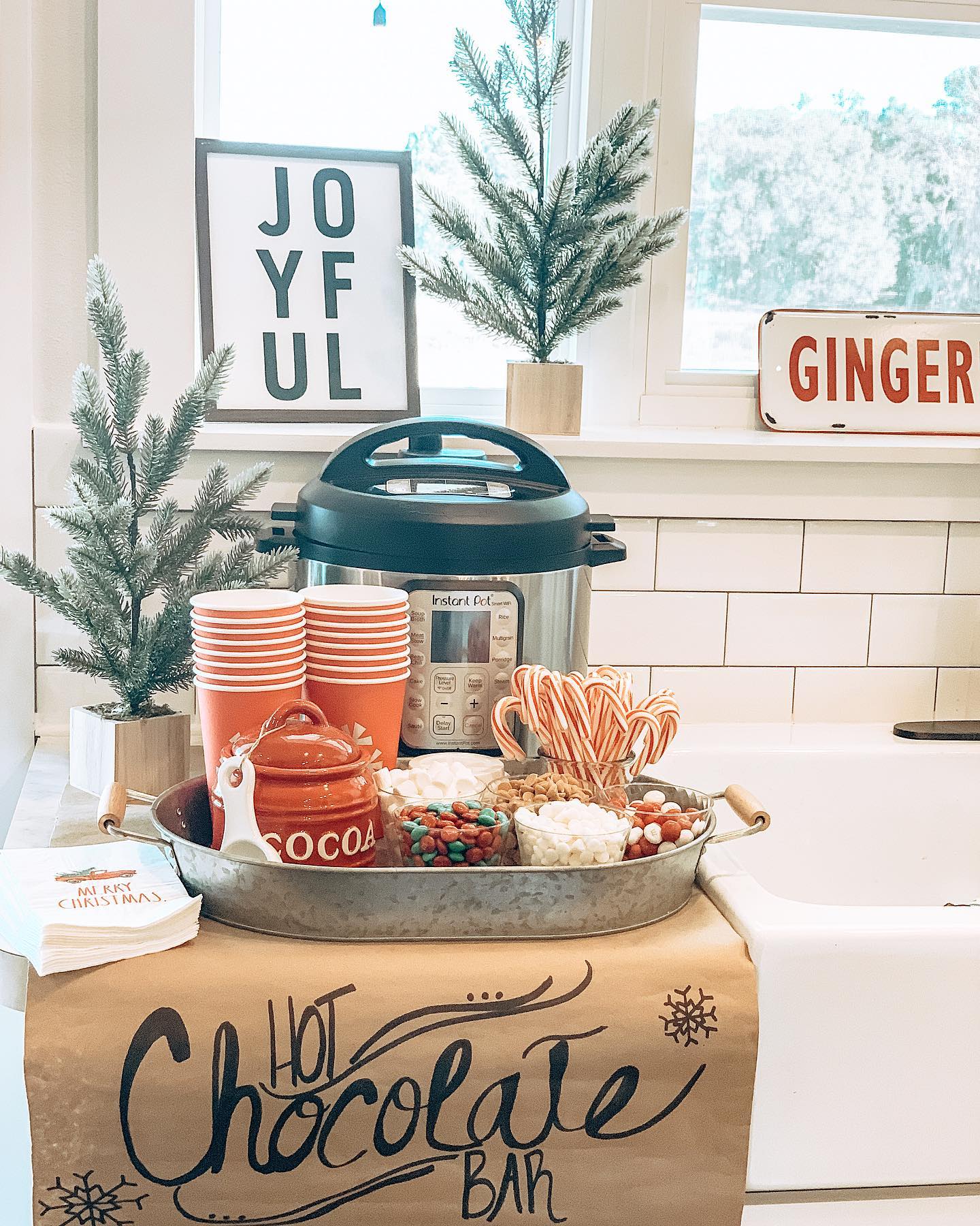 34 Hot Chocolate Bar Ideas to Warm Up Your Winter Gatherings: DIY ...